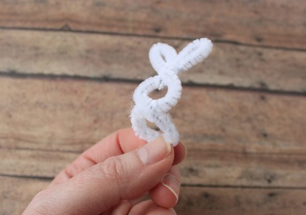 Easter Craft for Kids - Bunny Pipe Cleaner Finger Puppet - Cutesy Crafts
